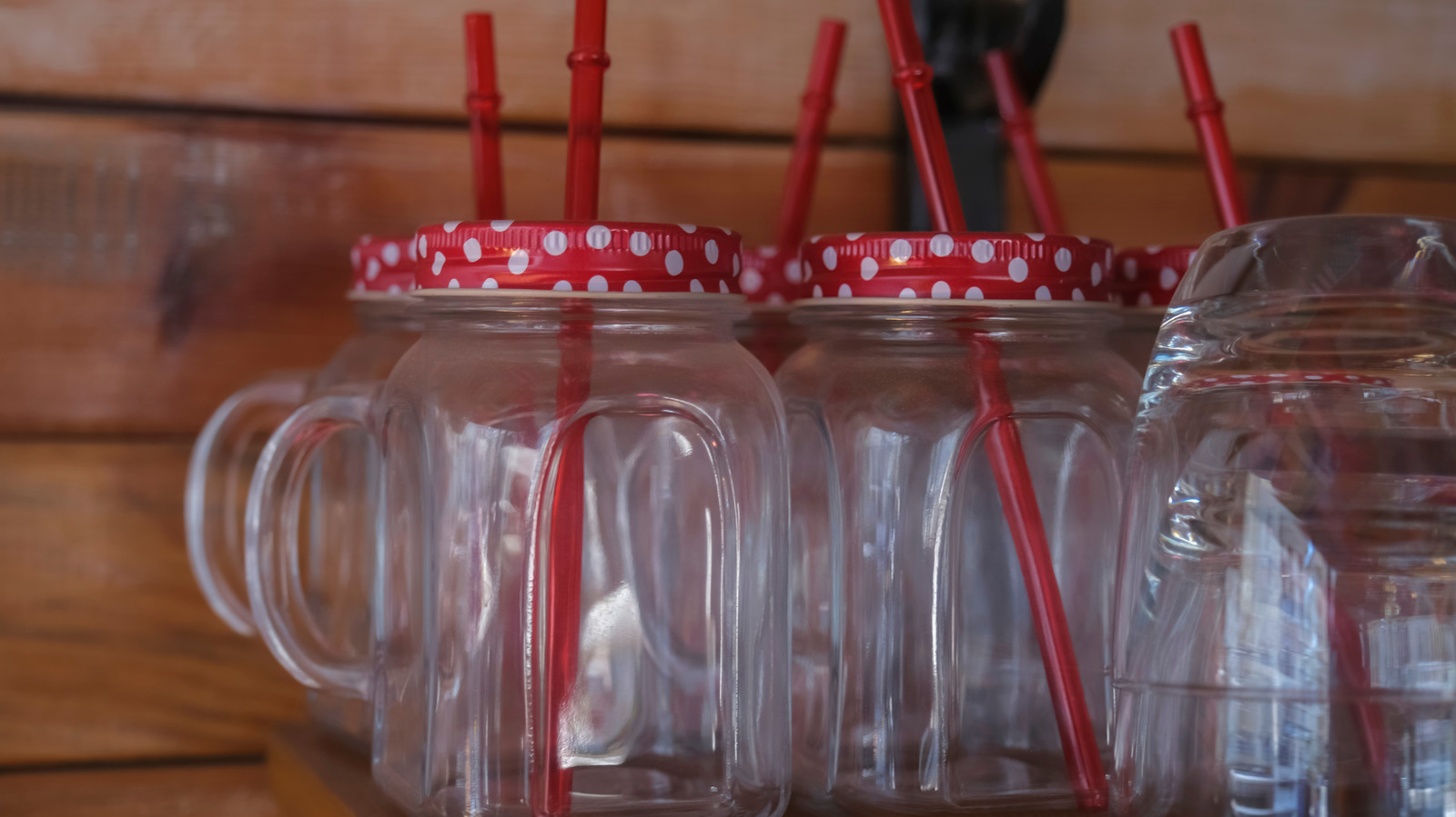 Hvordan lage en enkel fuglemater ved å bruke en Mason Jar og Popsicle ...